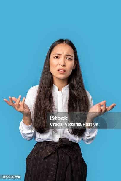 자유형 셔츠를 입고 젊은 여자와 치마 서 고립 된 푸른 손에 옆으로 불만 한 명의 여자만에 대한 스톡 사진 및 기타 이미지 한 명의 여자만 보기 정적 활동 슬픔