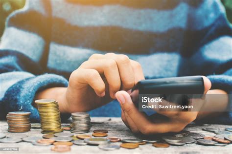 계산기 및 선택적이 고 부드러운 초점 Hipster 톤을 잡고 손 여자 더미에 대한 스톡 사진 및 기타 이미지 더미 동전 아이 Istock