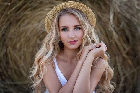 배경 화면 여자들 모델 금발의 Women with Hats 밀짚 모자 긴 머리 뷰어를보고 파란 눈 웃고있는 얼굴 초상화 옥외 하얀 드레스 페인트