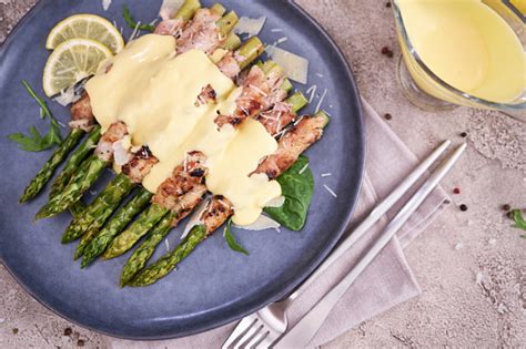 건강에 좋은 음식 접시에 베이컨과 향신료로 감싼 아스파라거스 건강한 식생활에 대한 스톡 사진 및 기타 이미지 건강한 식생활 고기 구이 Istock