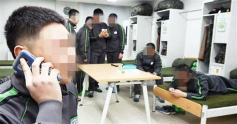 군대 휴대전화 사용 허가했더니 디지털 성범죄·도박 급증