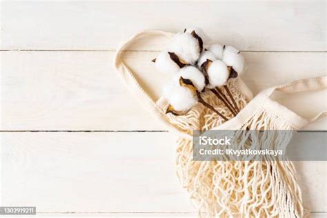 천연 나무 흰색 배경에 면 가지를 가진 화이트 에코 백 메쉬 텍스처 0에 대한 스톡 사진 및 기타 이미지 0 가방 감소 Istock