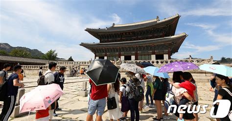 파란 하늘 아래