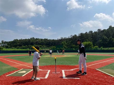 Kt 이성열 And 이준수 코치 지도 퓨처스 연고지 야구 체험 행사 진행