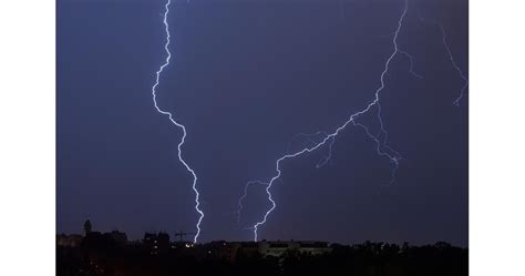 Най малко 15 души са загинали в резултат на силна буря в Скопие