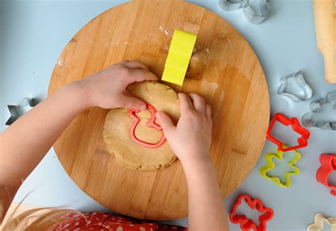 부엌에 있는 아이 들 어린 소녀 절단 Dought 만드는 오리 쿠키와 쿠키 커터 가구에 대한 스톡 사진 및 기타 이미지 가구 가정 생활 가정 주방 Istock