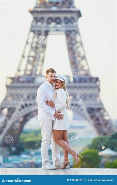 Pares Rom Nticos Que Tienen Una Fecha Cerca De La Torre Eiffel Imagen De Archivo Imagen De