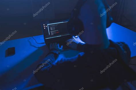 Hacker Con Codificación En El Ordenador Portátil En La Habitación Oscura 2023