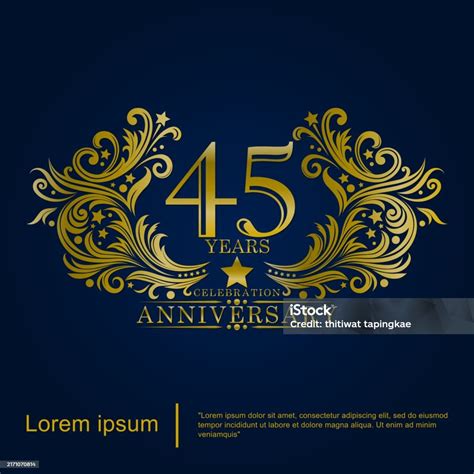 45주년을 맞이한 우아한 황금 기념일 기념 엠블럼 로고는 화려한 소용돌이와 번영으로 둥근 붓놀림으로 고립되어 있습니다 웹 전단지