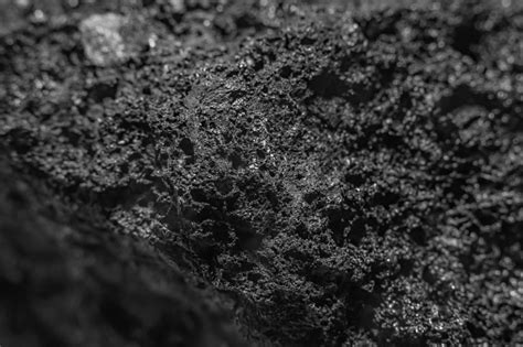 높은 배율에서 부드러운 초점으로 흐려집니다 석탄 조각의 질감과 어두운 배경 작은 갑판과 미세 균열화석 연료의 표면 가격에 대한 스톡 사진 및 기타 이미지 Istock