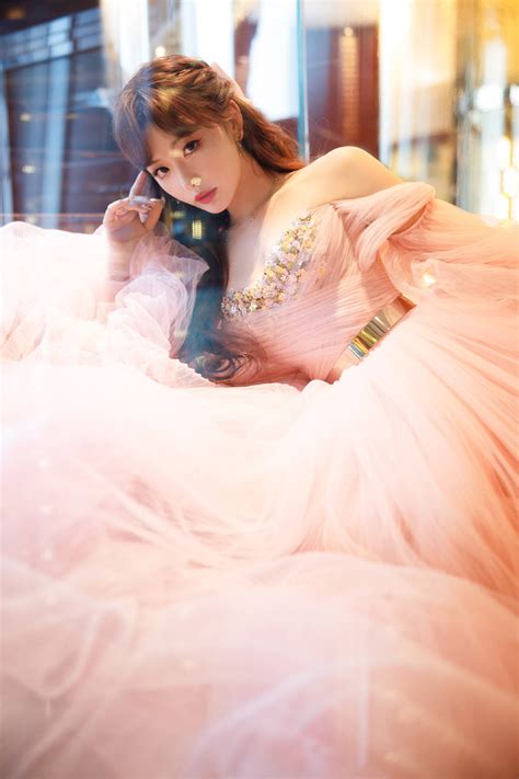 孔雪儿花朵抹胸公主裙好美，真在逃公主本人了 搜狐大视野 搜狐新闻