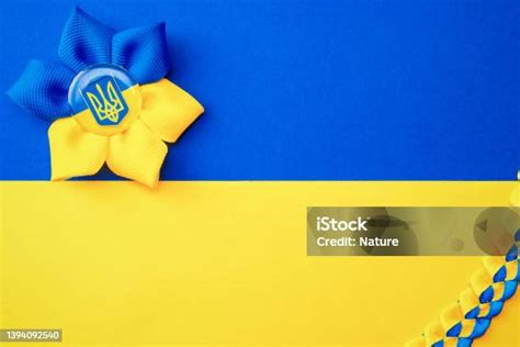 노란색 파란색 깃발에 고립 된 우크라이나어 꽃 삼중 기호 노란색과 파란색 배너 배경 플랫 레이 복사 공간 개념에 대한 스톡 사진 및 기타 이미지 Istock