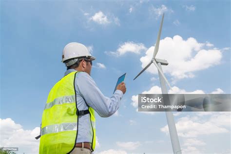풍력 터빈 발전기 디지털 무선 태블릿 장치를 사용 하는 전기 엔지니어 개발에 대한 스톡 사진 및 기타 이미지 개발 건설