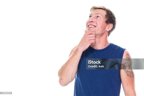 전체 길이 정면 보기 1 명 만 2029세 성인 잘 생긴 사람 코카서스 남성 젊은 남성 서 탱크 탑 청바지 팬츠 캔버스 슈즈 쿨