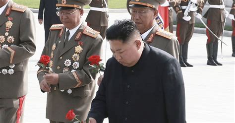 김정은 미사일 쏘고 평양서 6·25전사자묘 참배