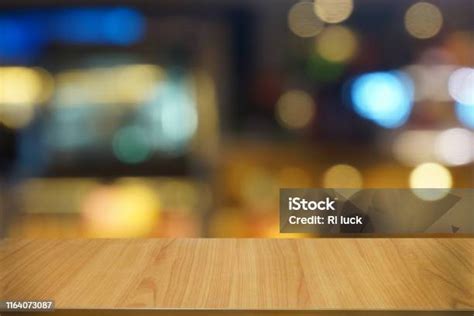 레스토랑의 추상적 인 흐린 보케 배경 앞에 빈 어두운 나무 테이블 제품을 표시하거나 몽타주에 사용할 수 있습니다 공간을 조롱합니다 0명에 대한 스톡 사진 및 기타 이미지