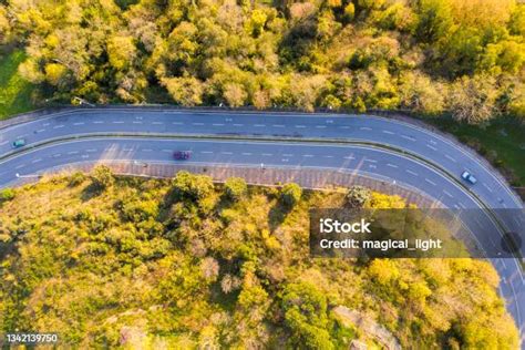 구불구불한 도로 숲을 통과하는 목가적인 구불구불한 길 0명에 대한 스톡 사진 및 기타 이미지 0명 S 모양 가문비나무 Istock