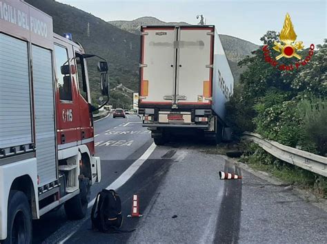 Bordighera Bilico Perde Il Rimorchio In A Intervento Dei Vigili Del Fuoco Riviera