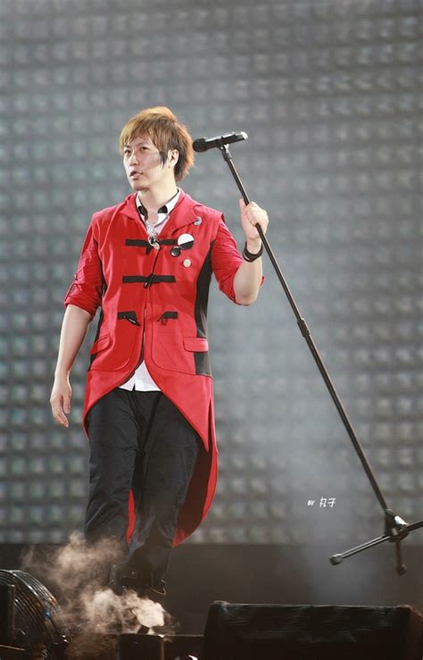 五月天 诺亚方舟返航 深圳 阿信 主唱大人与麦架 趴兔~~~ 那个转身帅爆了！ 暴雨过后的闷热天主唱简直被热cry 满脸都在淌汗~~~