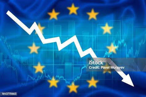 유로 지역의 경제 성과 감소 유럽 국기의 배경에 있는 감소하는 그래프와 유로 기호 경제 불황 금융 크라이시스 경기 침체 경제 유럽에 대한 스톡 사진 및 기타 이미지 Istock
