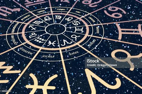 조디악 서클은 우주 공간에서 2개의 레이어로 배열되어 있습니다 각각 점성술 표지판과 집 이름이 있습니다 별자리의 개념에 대한 그림 12에 대한 스톡 사진 및 기타 이미지