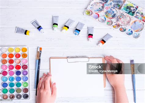 그림과 그림에 대한 모형 펜 브러쉬를 들고 흰색 종이에 그림을 그리는 손 공란에 대한 스톡 사진 및 기타 이미지 공란 공예 교육 Istock