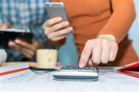 건설 노동자 팀은 건설 현장 엔지니어링 계약자 사업 건설 회의 개념에서 회의 테이블에 청사진 및 건설 도구에 대한 계산기 계획에 계산 2명에 대한 스톡 사진 및 기타 이미지