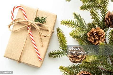 선물 상자와 아름다운 크리스마스 배경 흰색 배경 위에 소나무 가지와 소나무 콘으로 장식 상단 보기 플리 누워 2022년에 대한 스톡 사진 및 기타 이미지 Istock