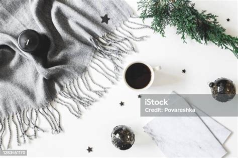 크리스마스 장식 격자 무늬 전나무 나무 가지 노트북 흰색 배경에 커피 한 잔 크리스마스 새해 겨울 개념 플랫 레이 상단 보기 커피 마실 것에 대한 스톡 사진 및 기타 이미지