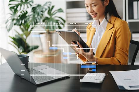 프로젝트 관리자는 마일스톤 진행 계획 및 Gantt 차트 일정 다이어그램으로 작업 및 업데이트 작업을 수행합니다 스마트 폰