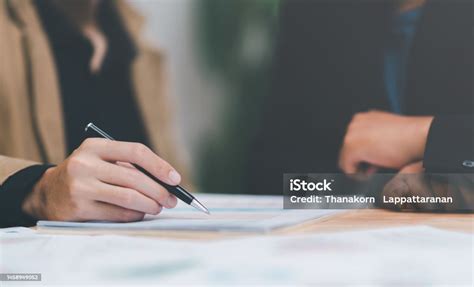 비즈니스 사람들은 비즈니스 통계 차트 보고서를 읽고 기업 전략을 분석 및 개선하고 재무 및 마케팅 문서를 관리하고 연간 예산 계정 회사 성장 데이터를 업데이트합니다 개발에