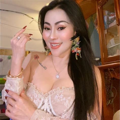 សារាយ វីរីយ៉ា សារាយ វីរីយ៉ា Updated Her Profile Picture