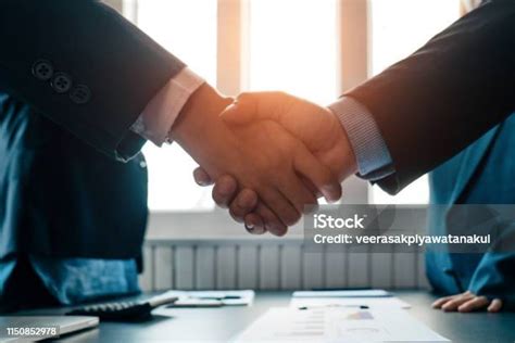 회의실 투자 컨셉 성공 컨셉에서 완전한 계약 계획 후 악수하는 비즈니스 맨 파트너n 개념에 대한 스톡 사진 및 기타 이미지 개념 개념과 주제 경제 Istock