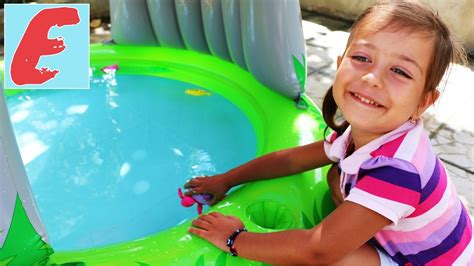 ემილია ერთობა კუსთან ერთად რომელსაც ქვია მიმი ვეძებთ კუს და შემდეგ ვაცურავებთ აუზში Youtube