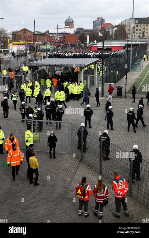 Anforderungen An Den Stadioneingang Stockfotos Und Bilder Kaufen Alamy