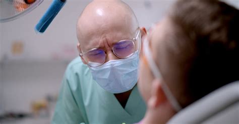 가벼운 건강 검사 중 구강 건강 대머리 돌보다 라텍스 장갑 멸균 환경 성인 순서 실내 안경 안면 마스크 위생 의료 의료 마스크 의료용 장갑