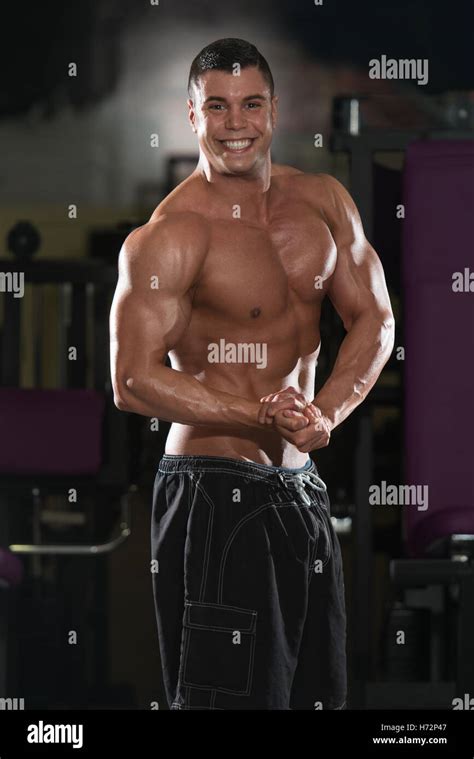 Portrait Eines Jungen Fit Mann Zeigen Dass Seine Gut Ausgebildeten