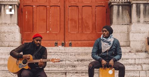 기타를 연주하는 파란 재킷을 입은 남자 사진 Unsplash의 무료 파리 이미지