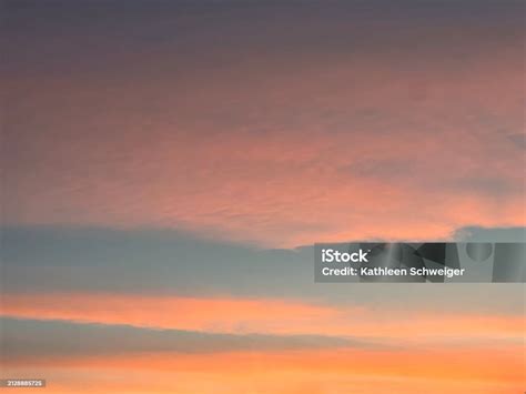 2024년 3월 31일 일요일 플로리다 라르고의 일몰 시간 근처 희미한 푸른 하늘에 분홍색과 주황색 구름 0명에 대한 스톡 사진 및 기타 이미지 Istock