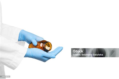흰색 바탕에 의사나 간호사의 손에 있는 알약 한 병 의료용 가운과 의료용 장갑을 착용 한 손이 손바닥에 약을 붓습니다 개념에 대한 스톡 사진 및 기타 이미지 Istock