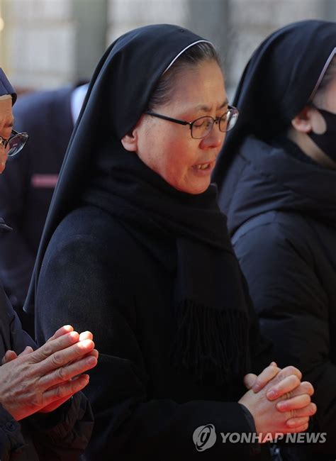 기도하는 수녀 연합뉴스
