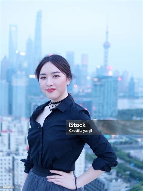 황혼 빛으로 배경이 흐릿한 상하이 번드 랜드 마크 건물 배경이있는 저택 지붕 꼭대기에서 검은 색의 아름다운 젊은 중국 여성 감정 사람 아름다움 및 라이프 스타일 개념 20
