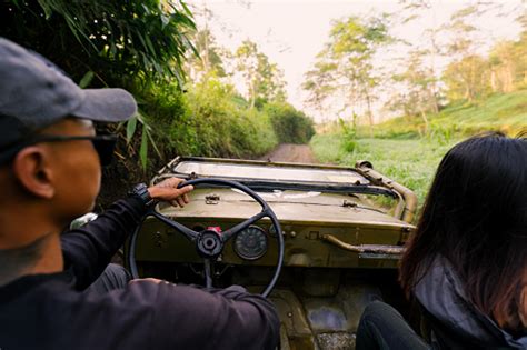 관점 화산 산 기슭의 오프로드 트랙에서 컨버터블 지프를 타고 2 인 2명에 대한 스톡 사진 및 기타 이미지 2명 4x4 자동차 관광객 Istock