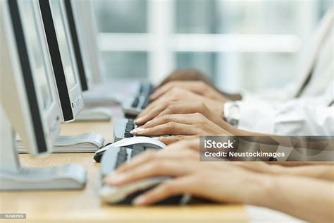 사무실 근무자 컴퓨터를 사용하여 사무실에 대한 스톡 사진 및 기타 이미지 사무실 여자 남자 Istock