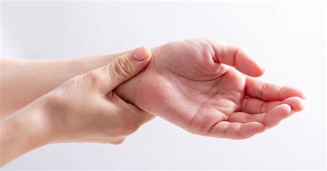 약지·새끼손가락 저린 사람 많다던데… 원인은 이것