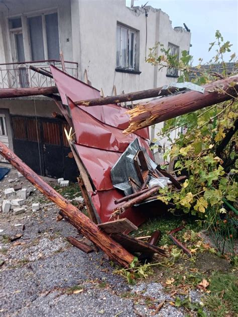 Буря отнесе покривите и прозорците на почти цяло село в Родопите Снимки Български Фермер
