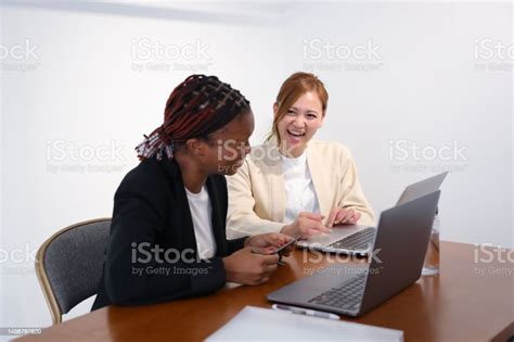 다양한 사무실 환경에서 일하는 휠체어를 탄 비즈니스 여성 20 24세에 대한 스톡 사진 및 기타 이미지 20 24세 2명 30 34세 Istock