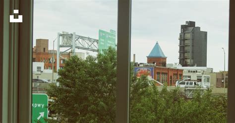 테이블과 의자가 있는 발코니와 도시 전망 사진 Unsplash의 무료 브루클린 이미지