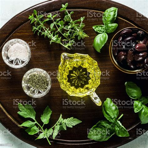 테이블에 나무 보드에 요리와 올리브 오일을 위한 아로마 허브 부엌에서 재료 Gaeta Italy에 대한 스톡 사진 및 기타