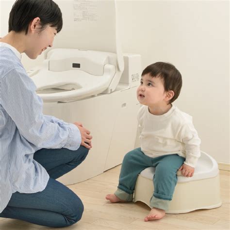 トイトレを上手に進めるためにおすすめのおまると補助便座は？特徴の違いによる適切なグッズの選び方も解説 べびちぇる By リッチェル